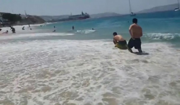 Devasa dalga paniği: Genç kadının kaburgaları kırıldı