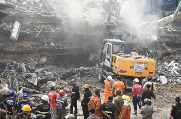 Pakistan'da Yangın! Can Kaybı Artıyor...